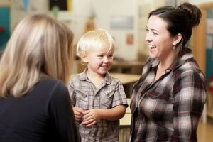 Tätigkeiten einer Erzieherin im Hort: 3 Hauptaufgaben